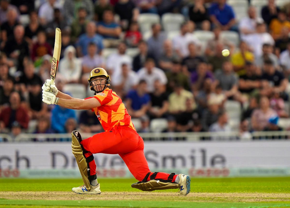 Chris Benjamin signs a three-year extension with Warwickshire ...